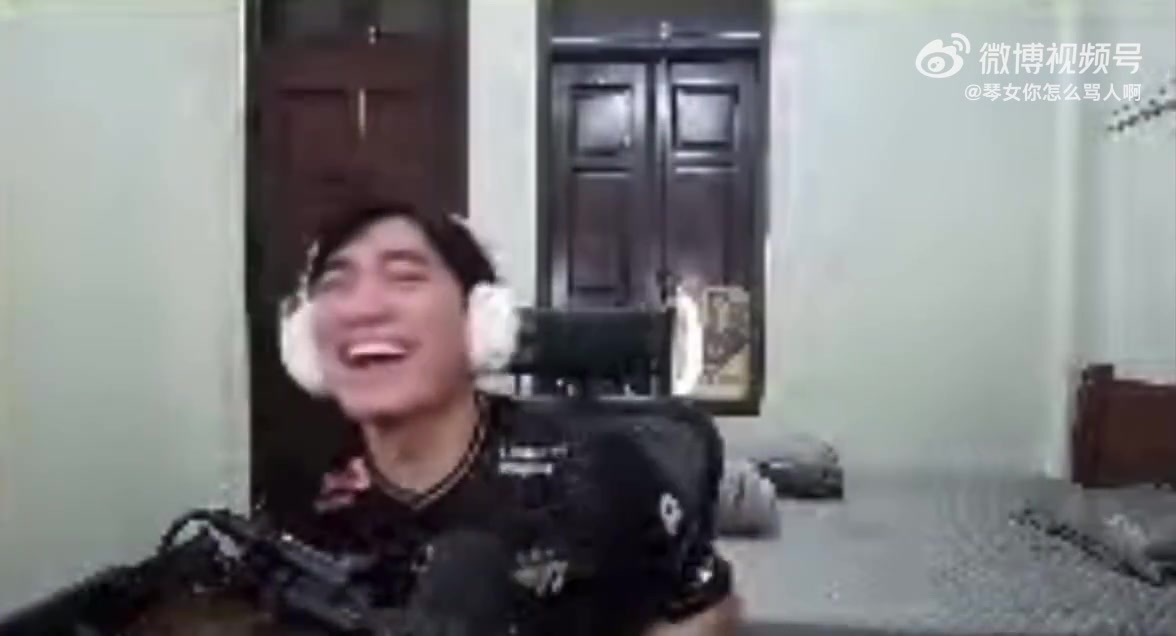 😂兵长Levi昨天穿着100T的队服直播，T1快2-0的时候突然露出里边的T1队服-直播吧