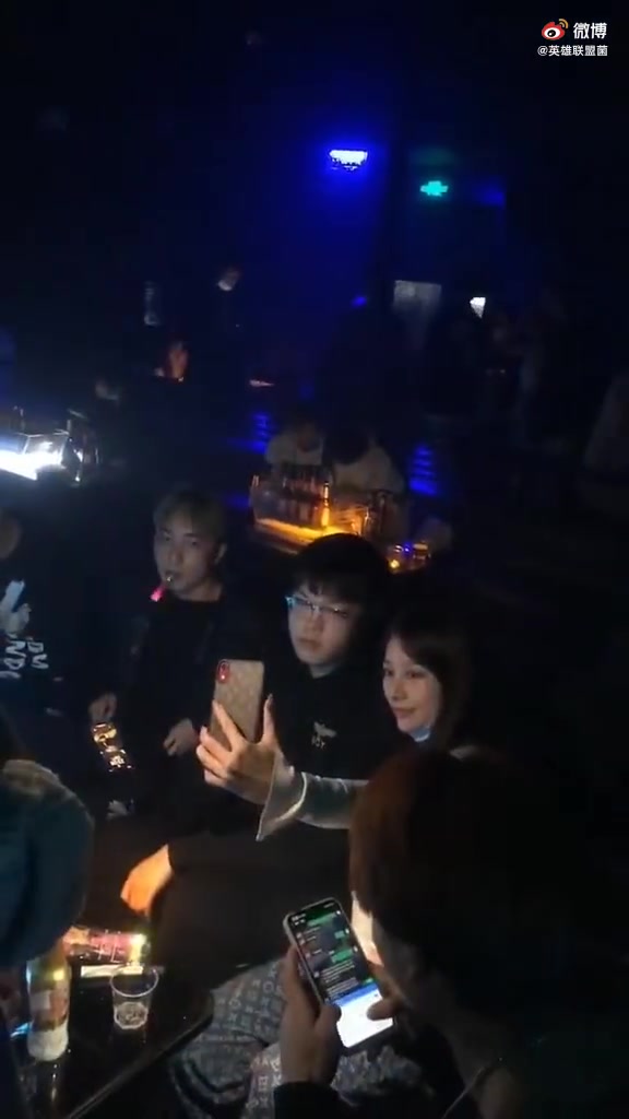 原来是“老吃家”！回顾S10赛后Bin曾前往夜店，有女粉与其合照！-直播吧